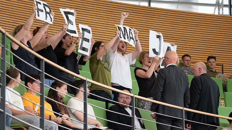Sachsen: Linke Aktivisten stören mit Protestaktion Landtagssitzung - n ...