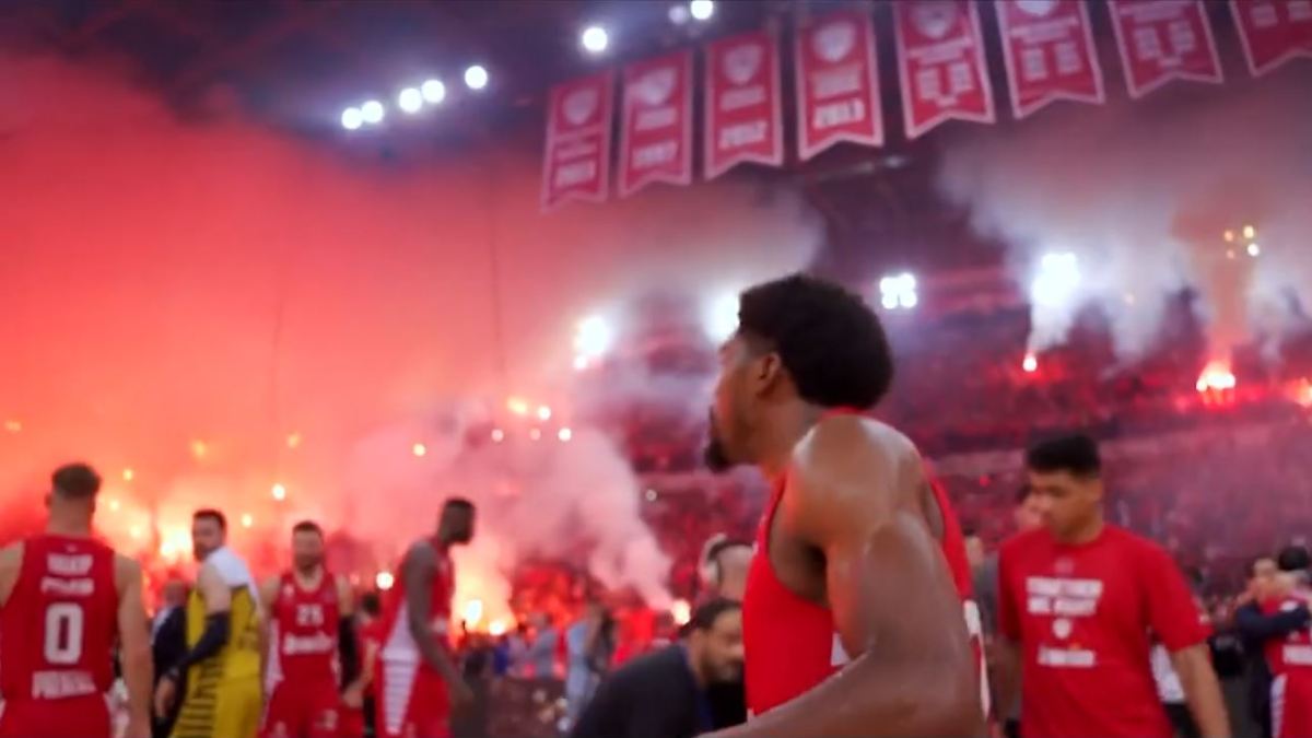 Brodelnder Basketball-Hexenkessel: Piräus schlägt Fener - Fans zünden ...