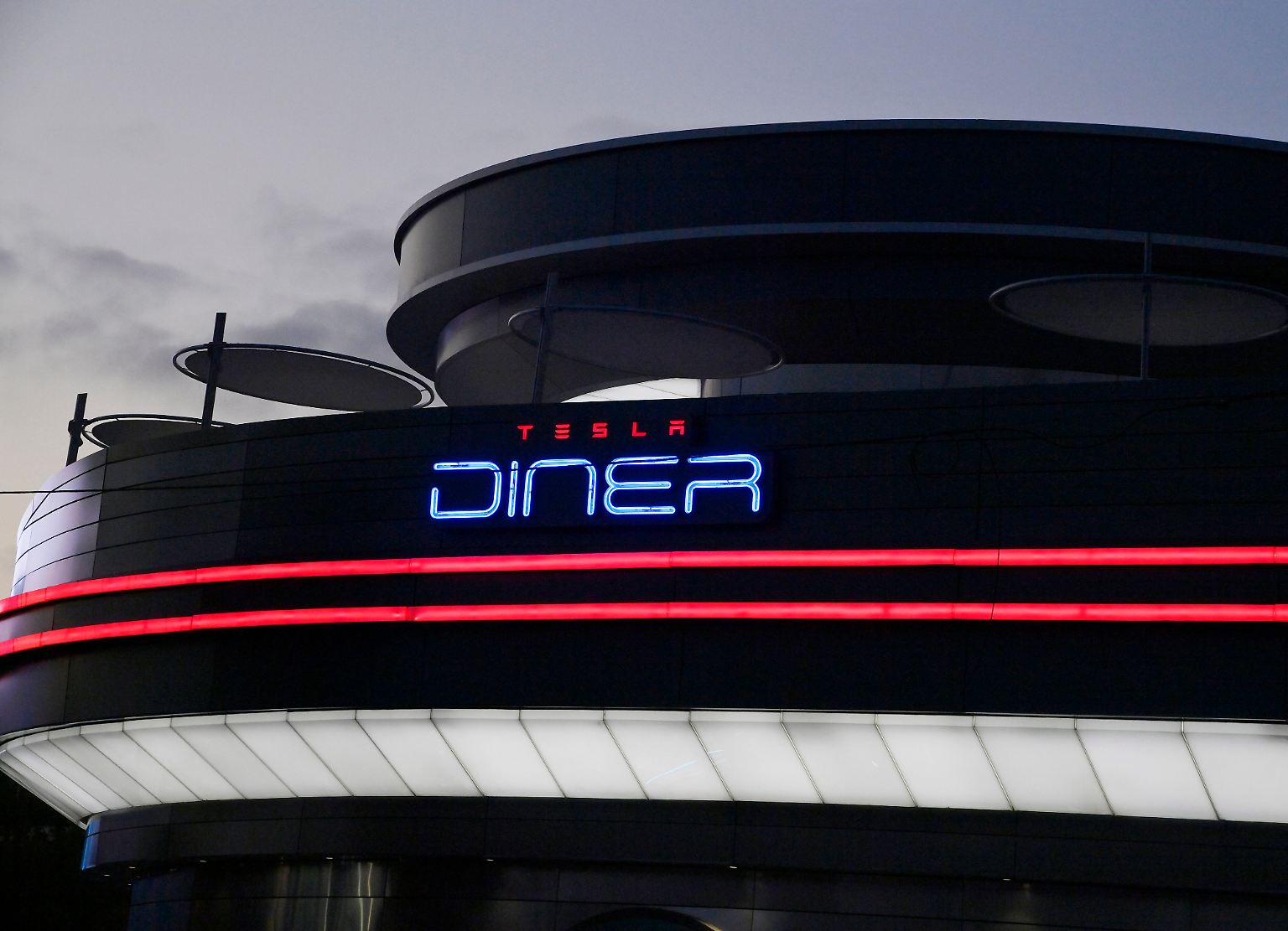 Diner oder Raumschiff?: Musk eröffnet "retro-futuristisches" Tesla ...