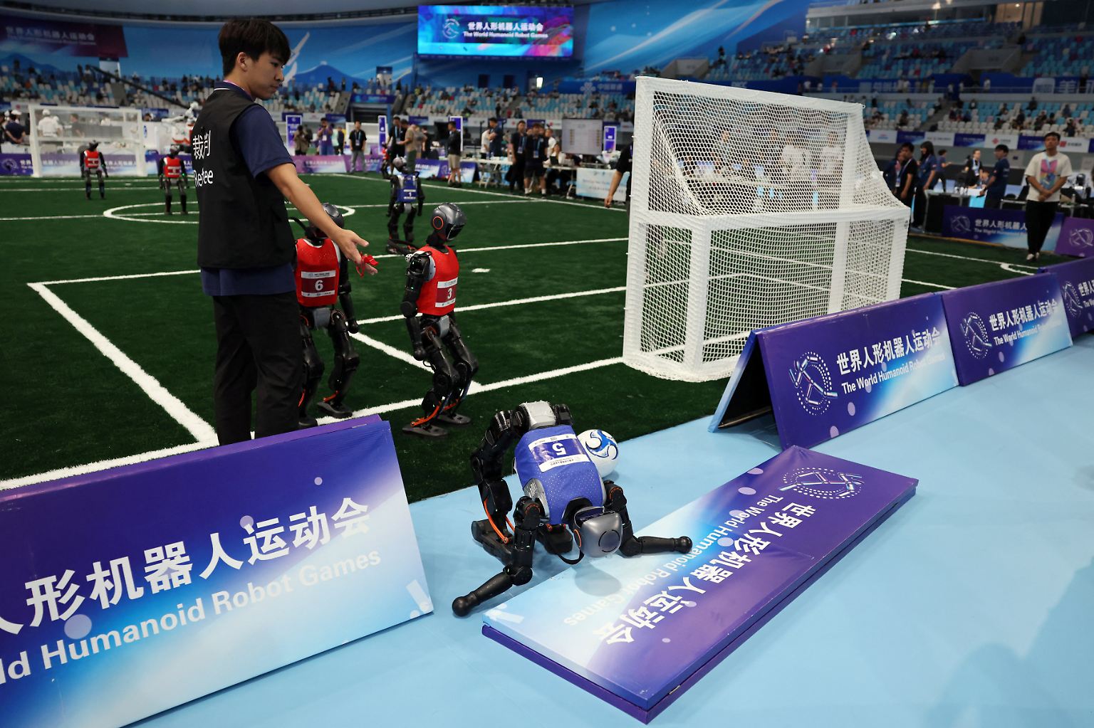 Humanoide kämpfen gegeneinander: Erste Welt-Roboter-Spiele in Peking ...