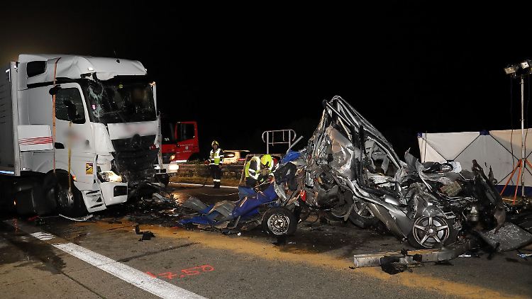 Bayern: Tödlicher Unfall auf A3: Auto zwischen Lastwagen zerquetscht - n-tv.de