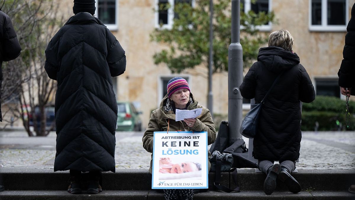 Hessen: Mahnwache von Abtreibungsgegnern sorgt für Kontroverse - ntv.de