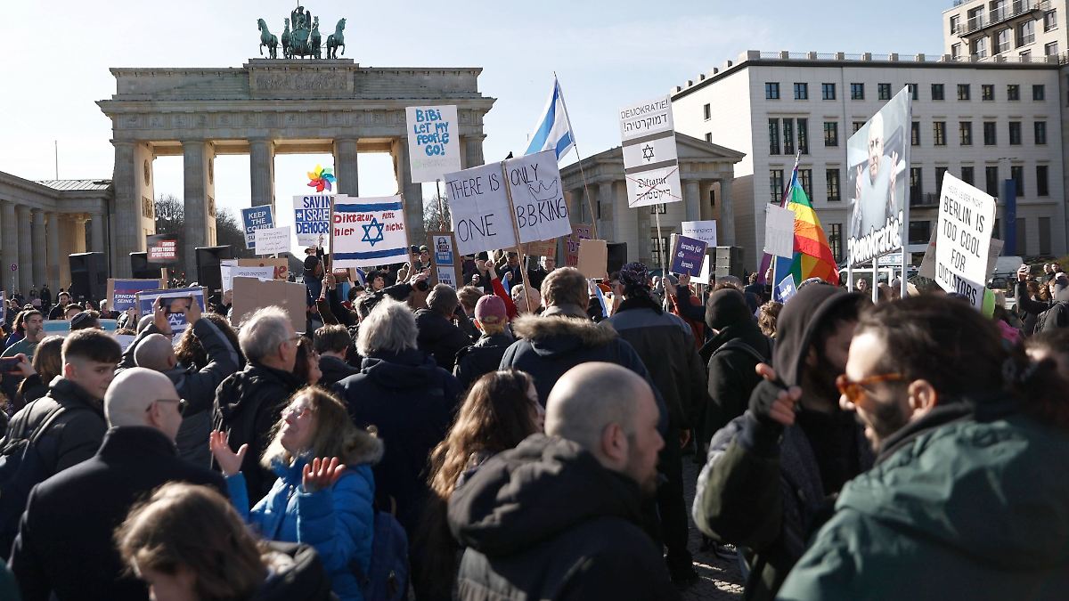 Der Tag: Hunderte Menschen demonstrieren in Berlin gegen Netanjahus ...