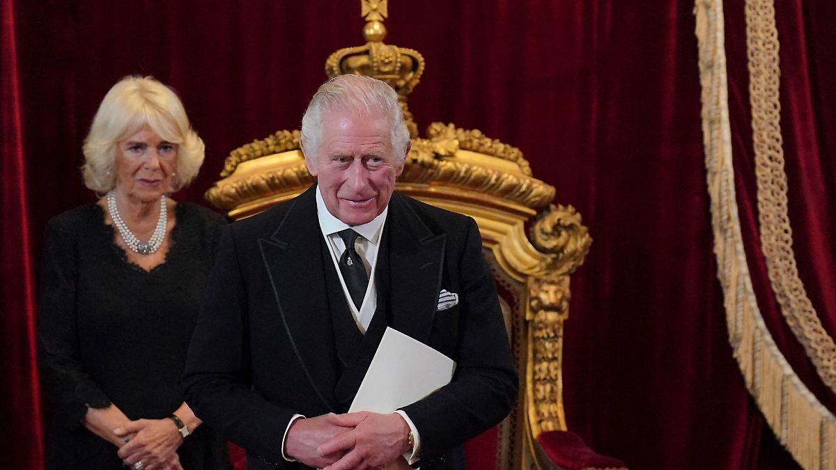 König trägt löchrige Socken: Charles III. sorgt mit Fauxpas für Lacher ...