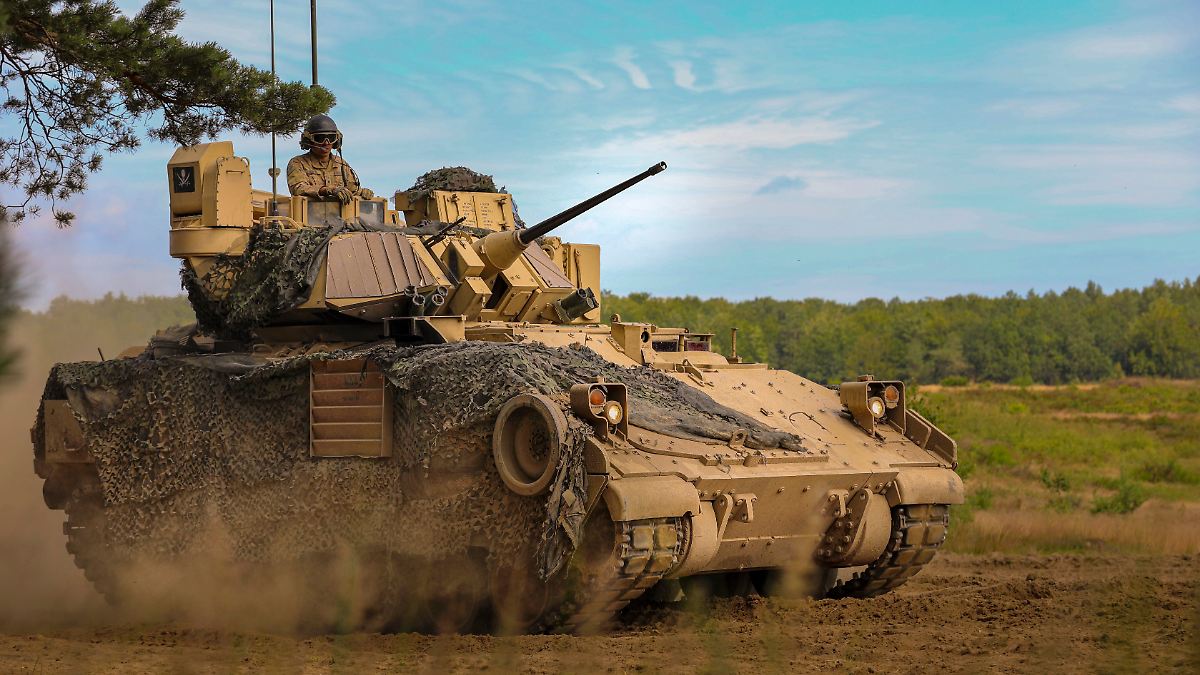 "Bradley"-Panzer für Kiew: Kreml beschuldigt USA der Kriegsverlängerung ...