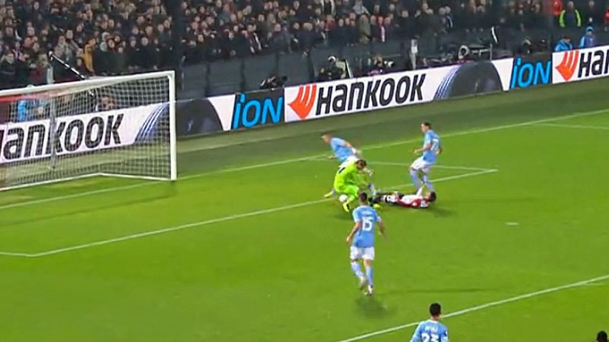 Alle Teams punktgleich, Lazio raus: Slapstick-Tor: Römer rumpeln ...