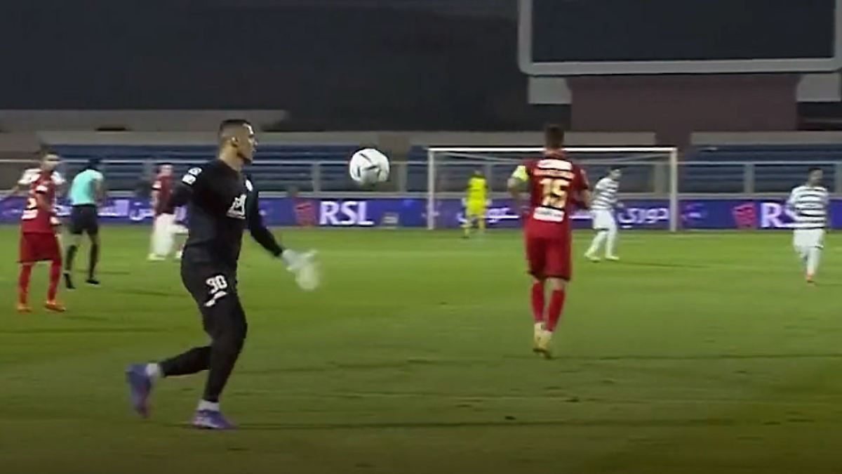 Saudischer Kommentator dreht durch: Keeper schießt Sensationstor aus ...