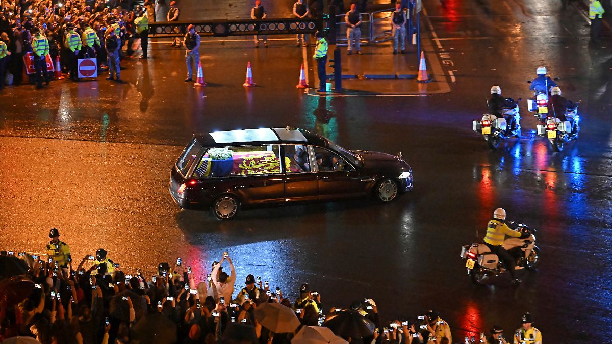 Der Tag: ntv-Reporterin in London: So läuft der Trauermarsch für die ...