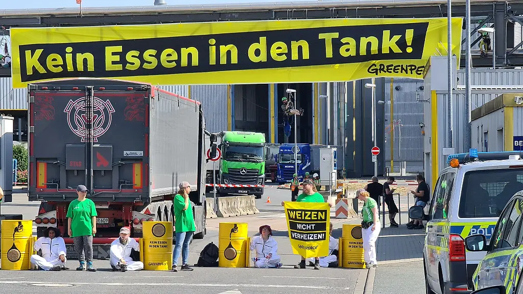 Sachsen-Anhalt: Greenpeace protestiert vor Biosprit-Anlage ...