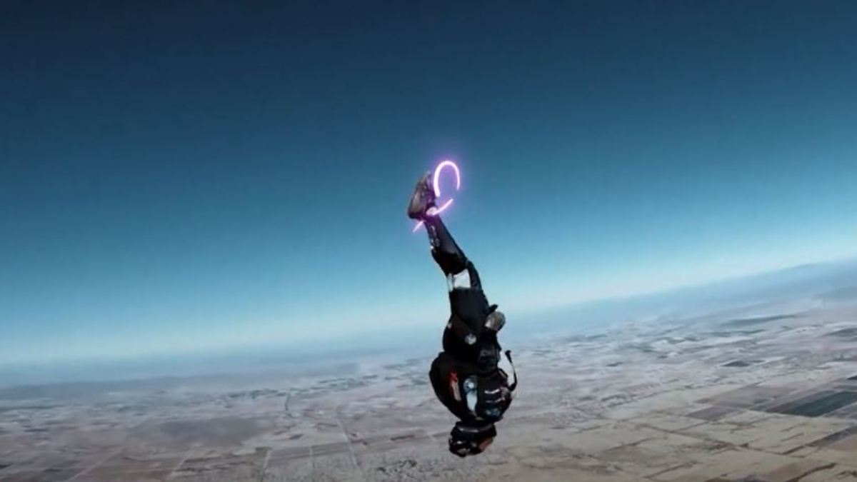 "Fühlt sich an wie in Star Wars": Speed-Skydiver rasen mit 500 km/h gen ...