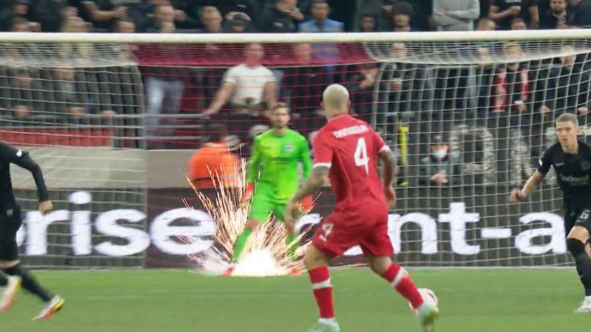 Bei EL-Spiel in Antwerpen: Frankfurt-Keeper Trapp geht nach Böllerwurf ...