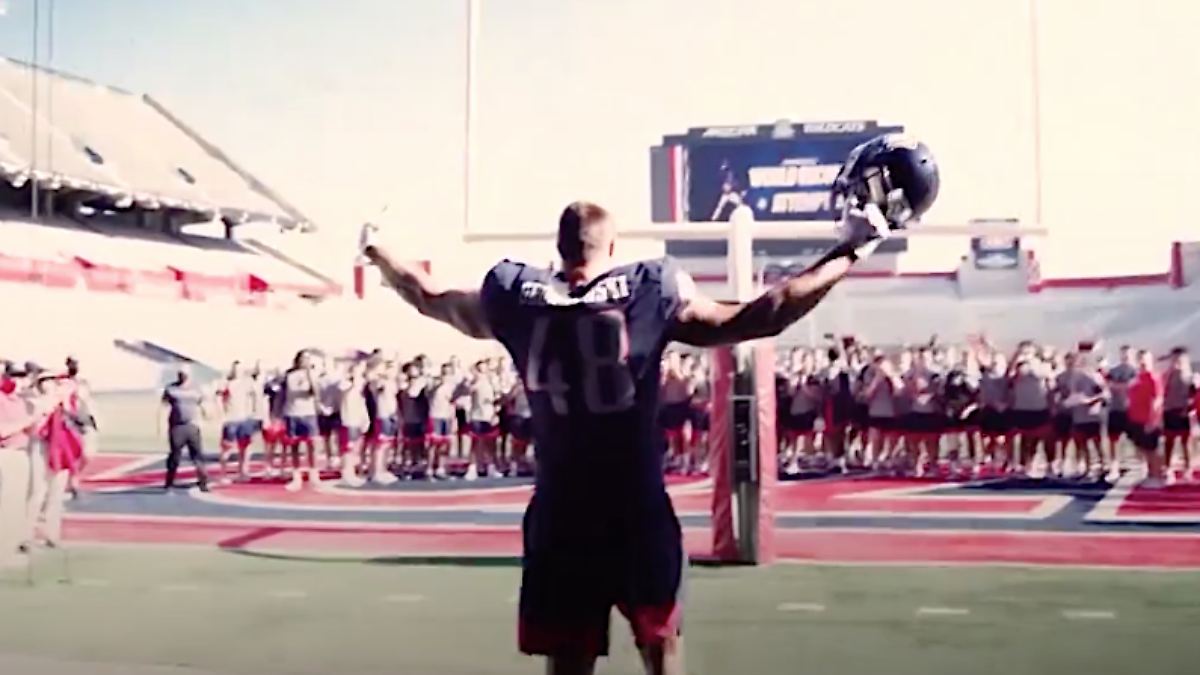 Neuer Slapstick-Weltrekord: NFL-Star "Gronk" fängt Football aus Helikopter