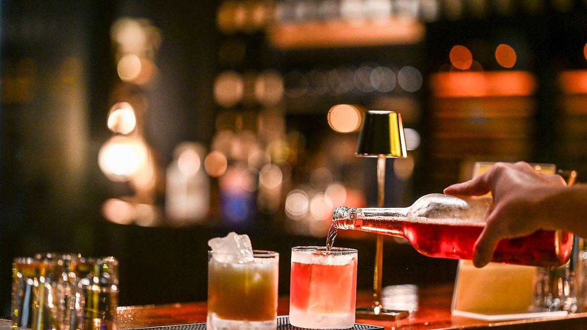Berlin & Brandenburg: 25 Berliner Bars locken mit Drinks für 8 Euro ...