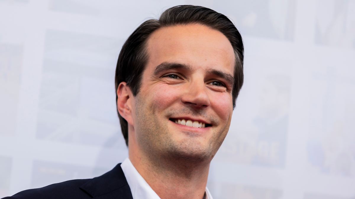 Mittdreißiger startet 2027: Mohn-Enkel Thomas Coesfeld wird Bertelsmann ...