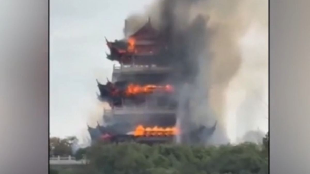 Denkmal brennt lichterloh: Flammen verschlingen Tempel bis aufs ...