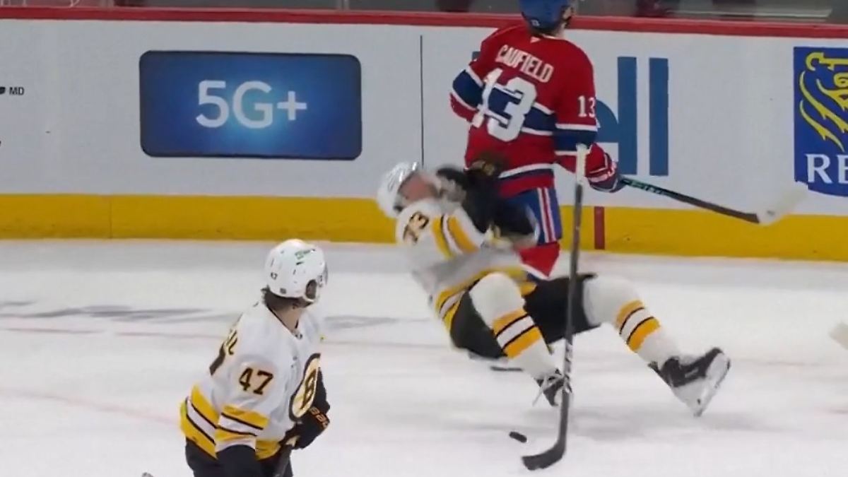 Eishockey-Puck haut NHL-Star Charlie McAvoy k. o. - Mitspieler suchen Zähne