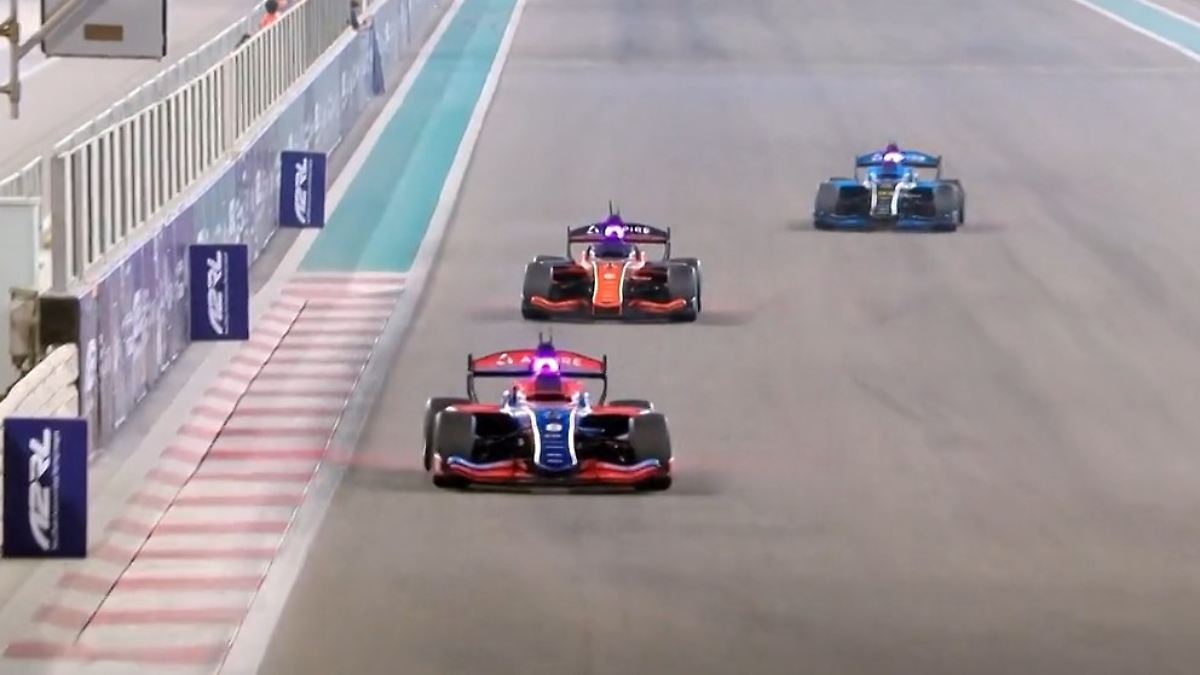 Deutsches Team siegt in Abu Dhabi: Ohne Fahrer: KI-Boliden rasen um die ...