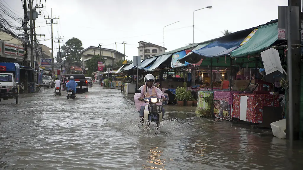 Bereits 13 Tote, zehn Provinzen betroffen: Südthailand kämpft mit Sintflut-Regen und ...