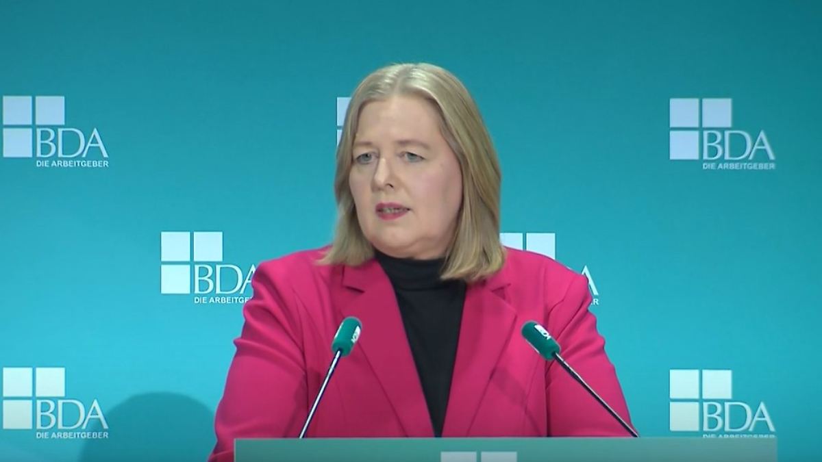 Aufgeheizte Stimmung bei Rede: Arbeitgeber lachen Bas aus - die kontert ...