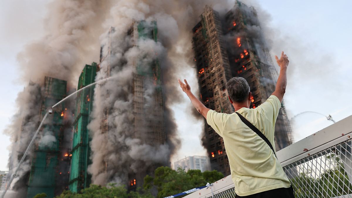 Der Tag: Feuer erfasst Wohnhochhäuser in Hongkong - ntv.de