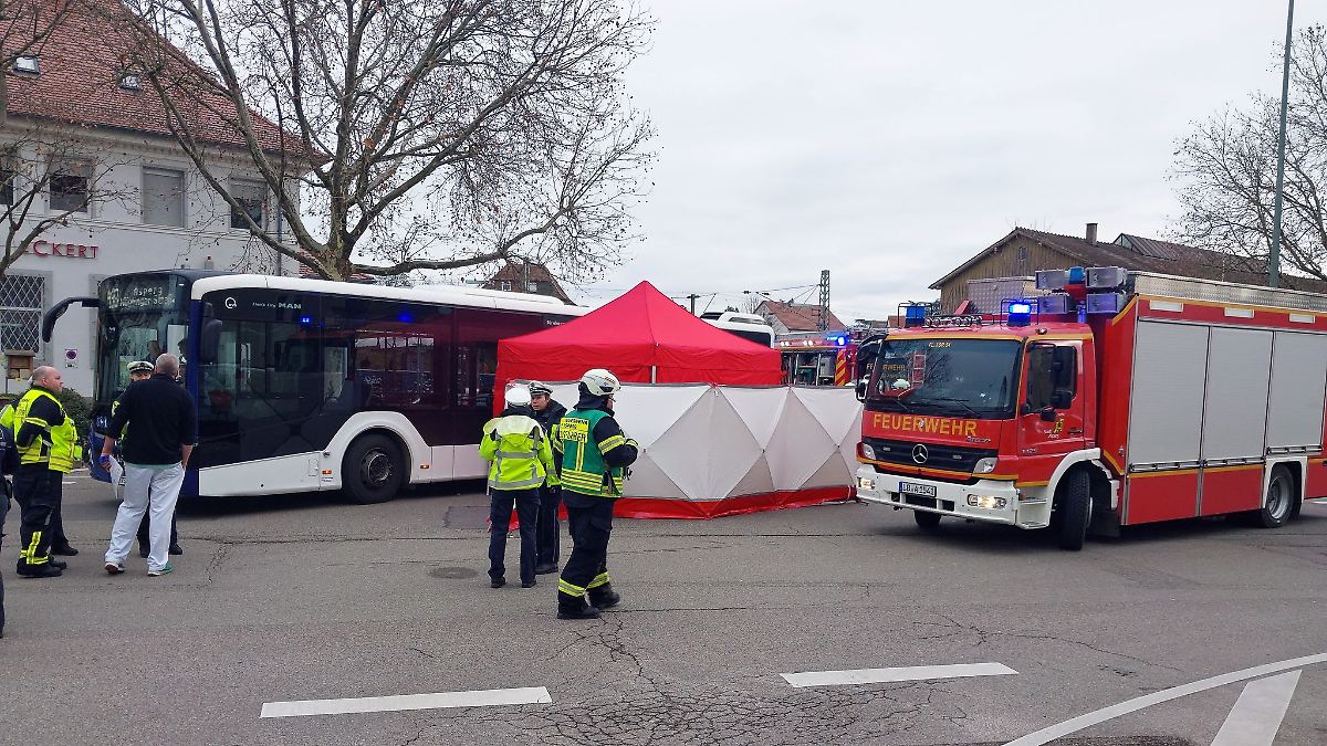 Baden-Württemberg: Nach tödlichem Unfall: Gaffer schlägt Passant - ntv.de