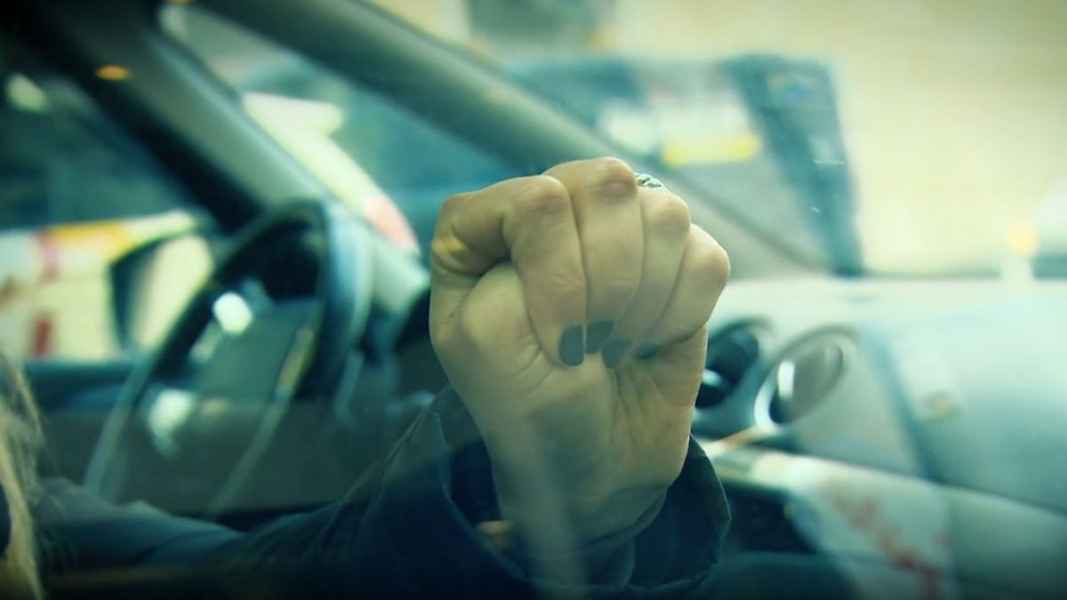 Signal von Kind alarmiert Polizei: Handzeichen verhindert eine Tragödie ...