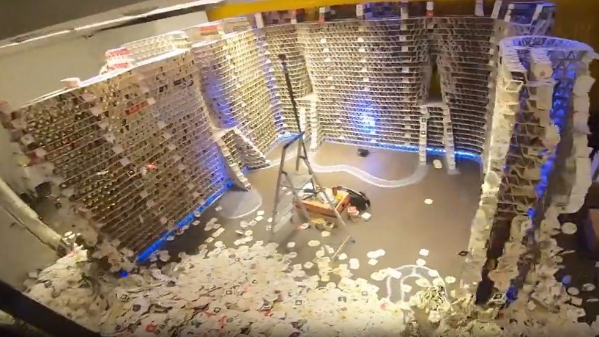 120 Stunden Arbeit für die Katz: Riesiges Kartenhaus bricht kurz vor ...