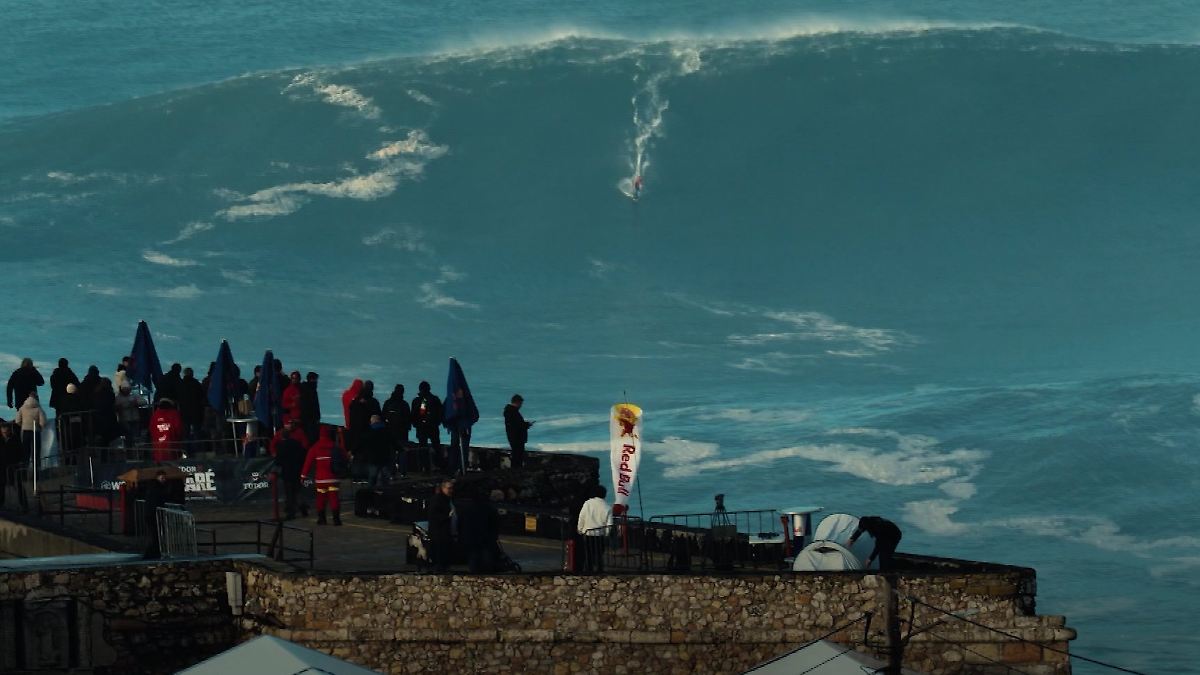 Wo der Atlantik zu Bergen wird: Big-Wave-Surfer zähmen Nazarés ...