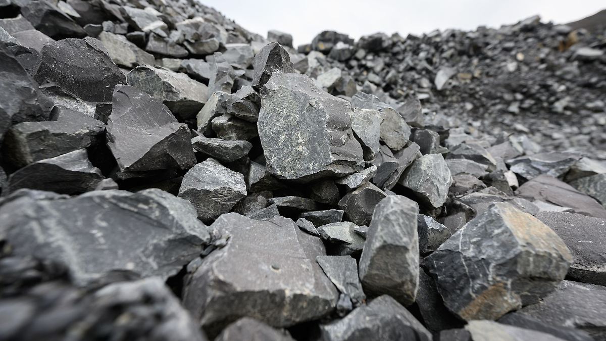 Baden-Württemberg: Felsen aus Steinwand fallen auf Arbeiter in Bagger ...