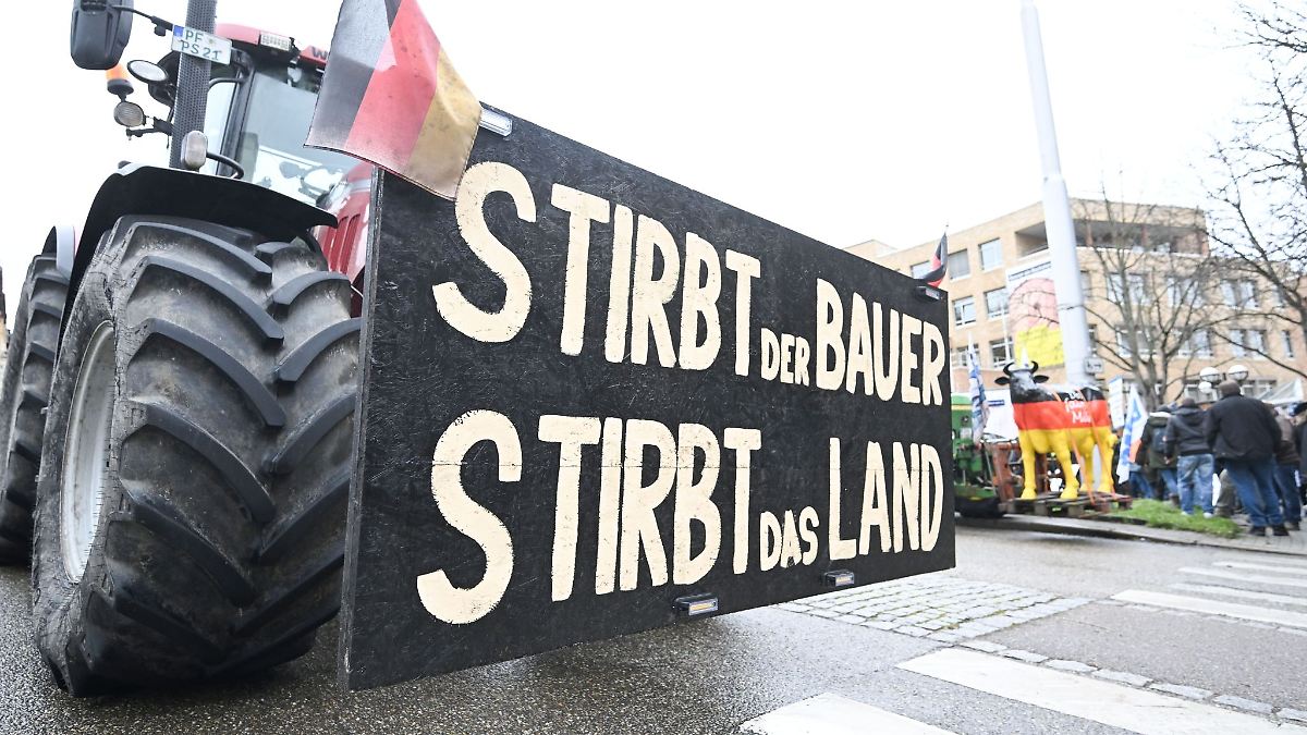 Baden-Württemberg: Milchbauern demonstrieren mit Traktoren vor ...