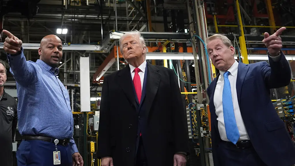 Präsident sagt "Fuck you": Trump zeigt pöbelndem Arbeiter den ...