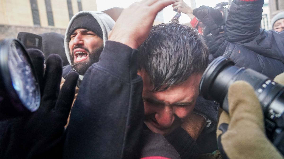 Rechter US-Influencer verletzt: Trump-Gegner jagen Pro-ICE ...