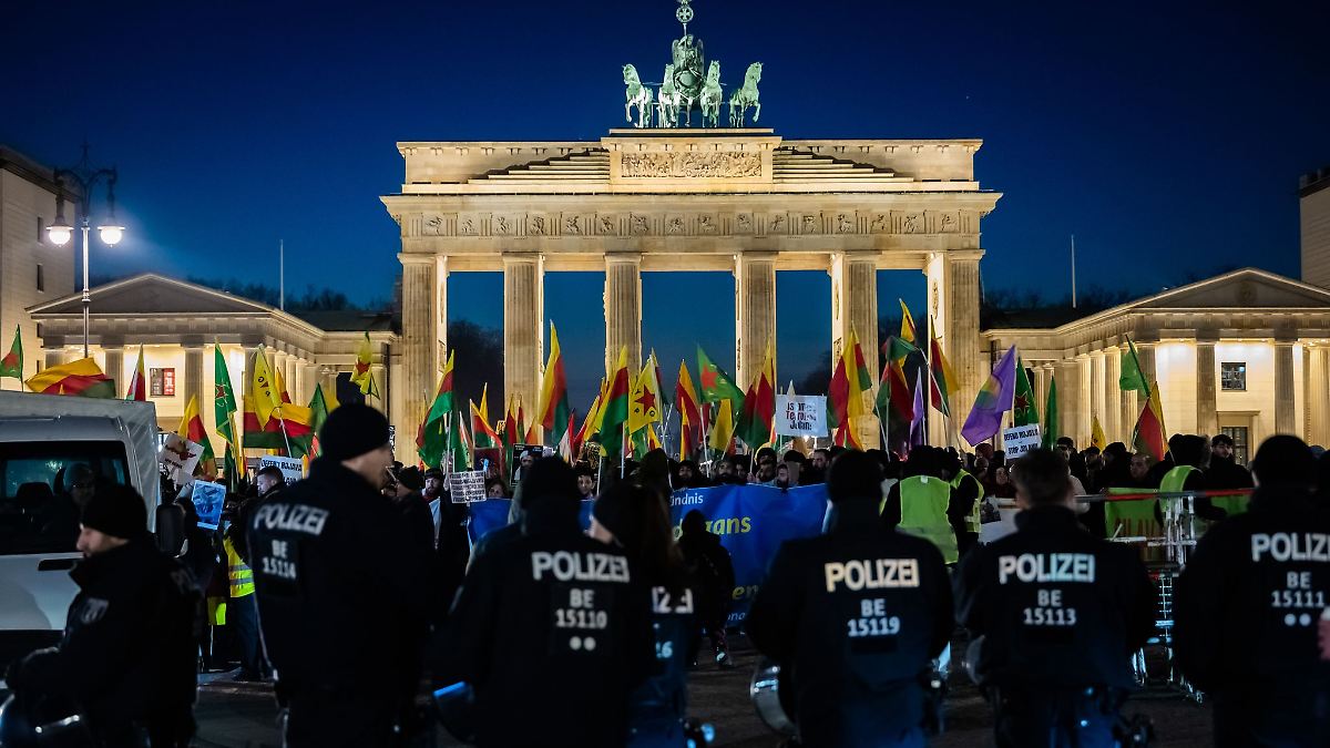 Berlin & Brandenburg: Pro-kurdische Demonstranten ziehen durch Berlin ...