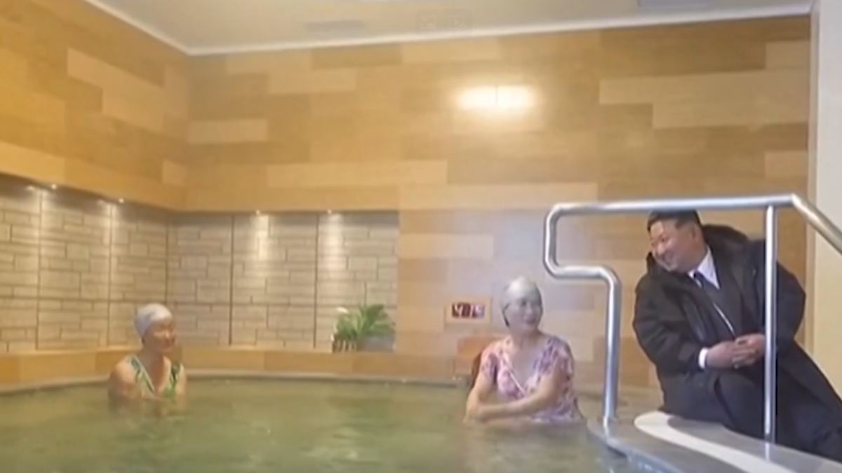 Der Tag: Skurriles Propaganda-Video: Kim Jong Un inspiziert badende Spa ...