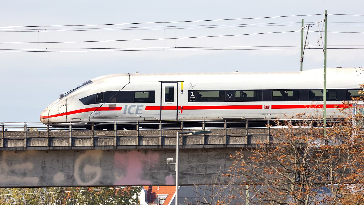 Der Tag: Bahn reißt kurzfristig marode Brücke ab - ICE-Züge fahren ...