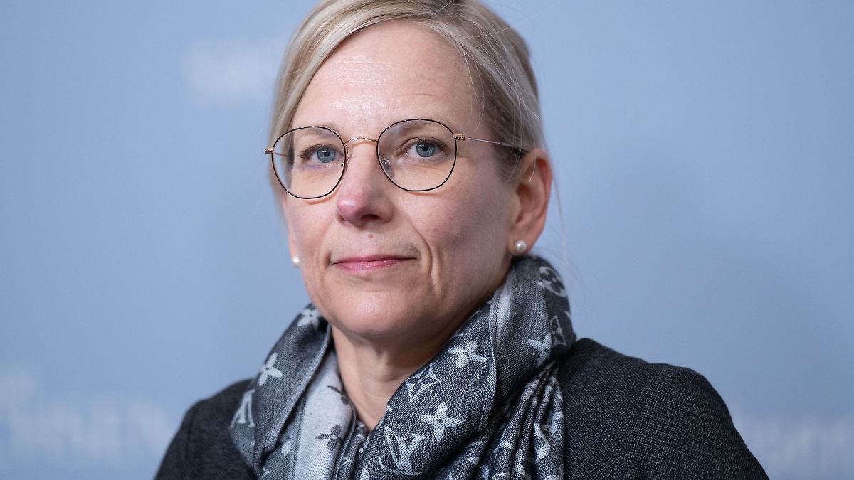 Sachsen: Neuer Impuls für Sachsens Polizei - Penzel folgt auf Kleine ...