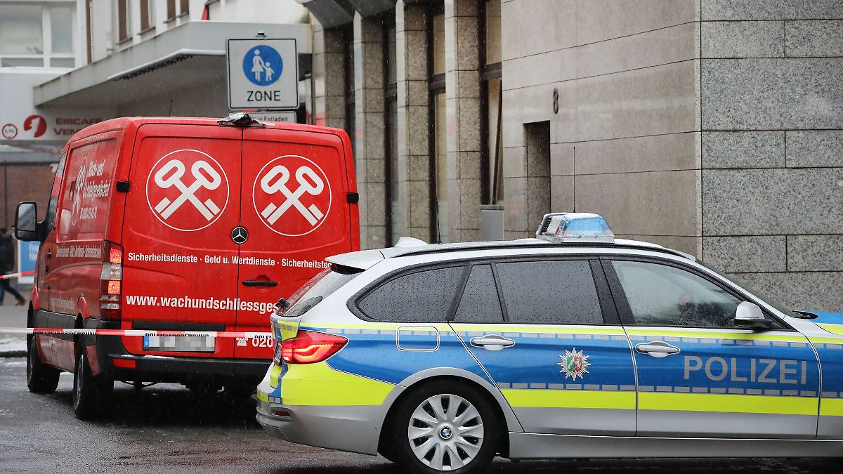 Nordrhein-Westfalen: Angeklagte bestreitet Überfall auf Geldboten - ntv.de