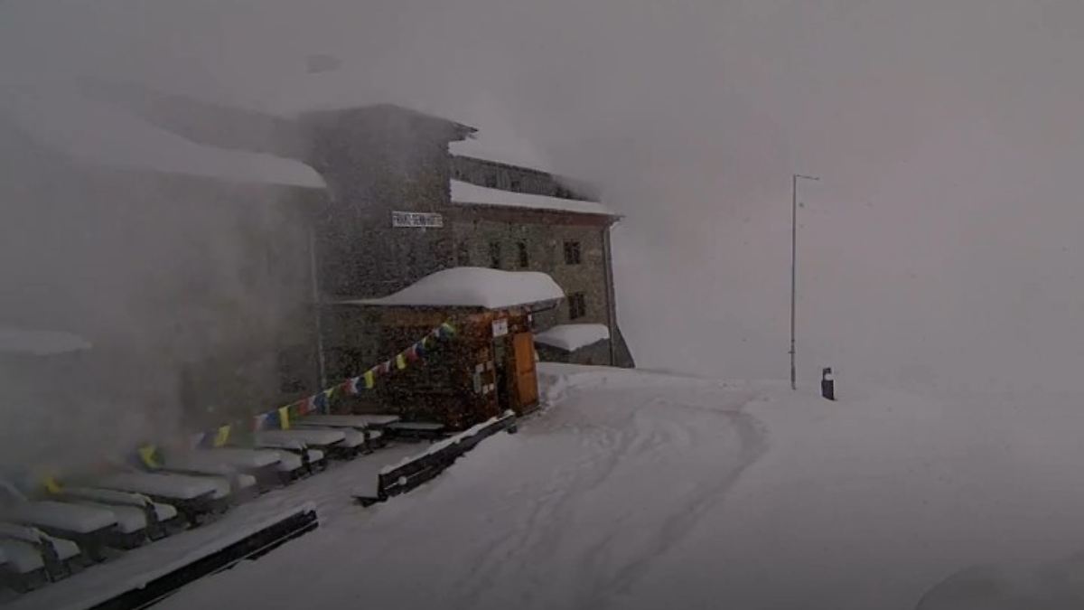 Kameras filmen Moment: Gewaltige Lawine verschlingt Ski-Hütte in ...