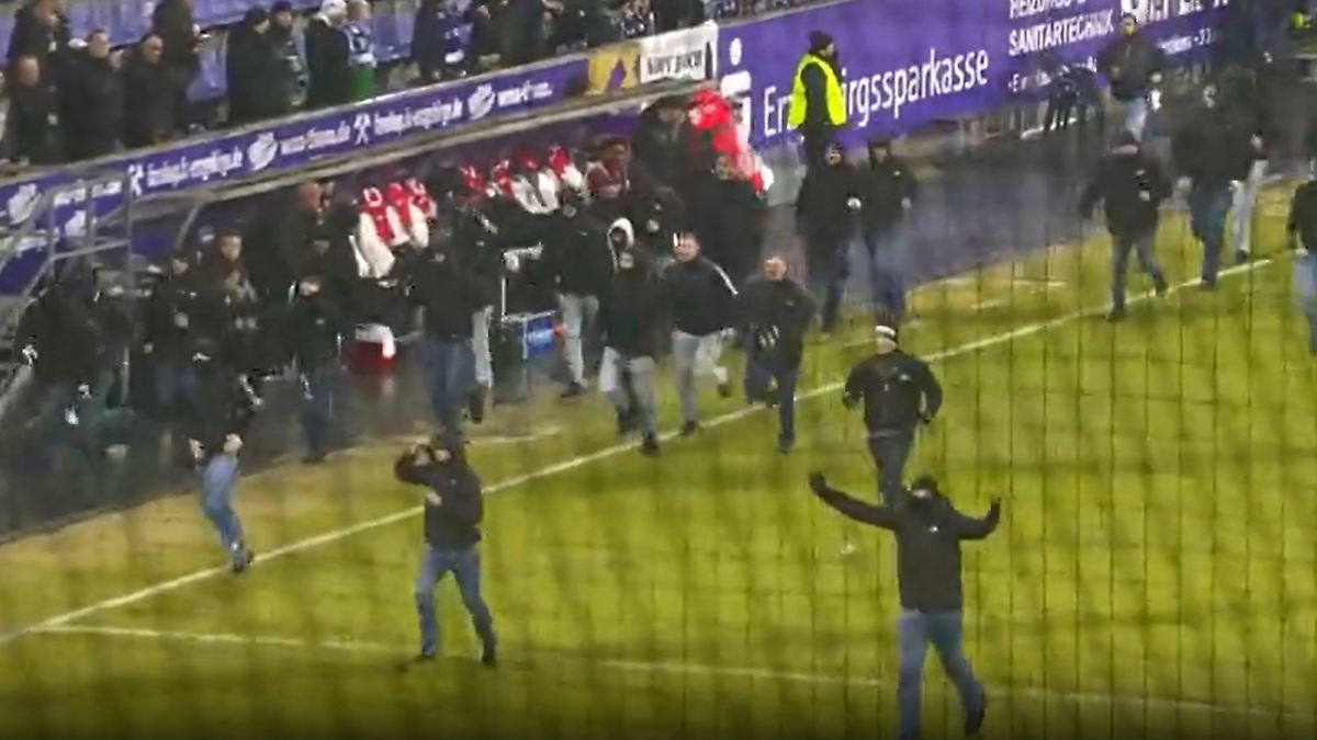 "Cottbus grüßt alle Fahnenlosen": Ultras stürmen Platz in Drittliga ...