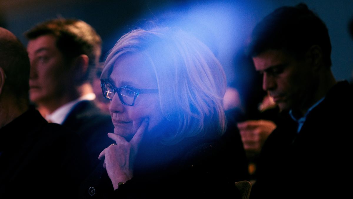 Befragung vor Kongress-Ausschuss: Hillary Clinton weist Kontakt oder ...