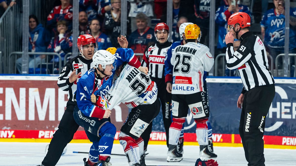 Am Ende mischen auch Schiris mit: Massenschlägerei bricht bei Playoff ...