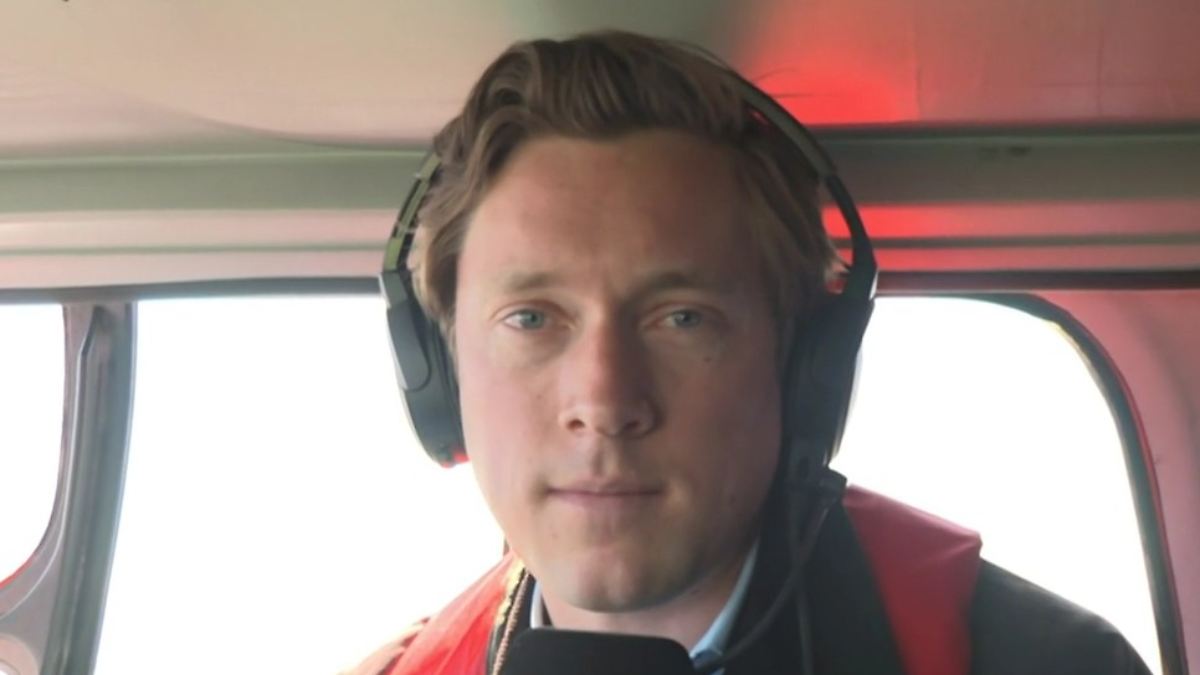 Hoch über Fehmarn: Reporter berichtet aus Heli: "Ein Wal in einer ...