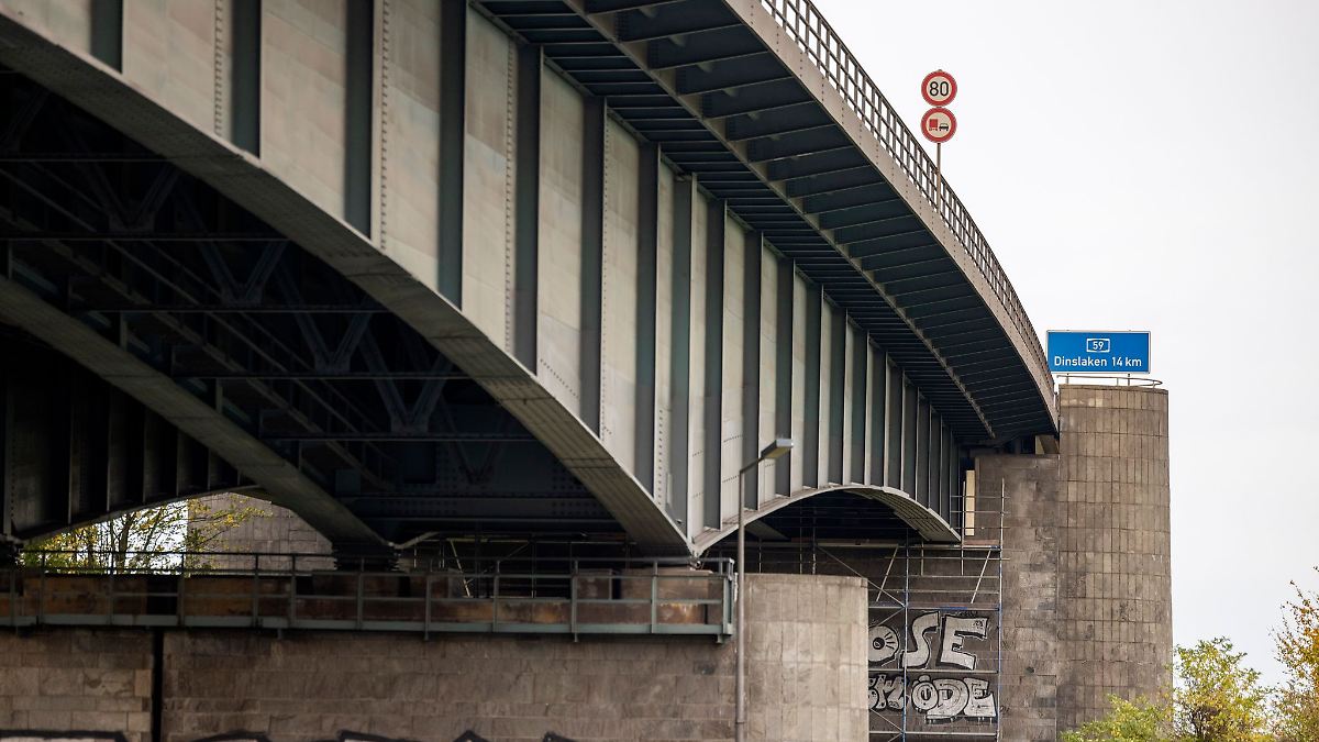 Nordrhein-Westfalen: Spatenstich unter Protest: Start für A59-Brücke ...