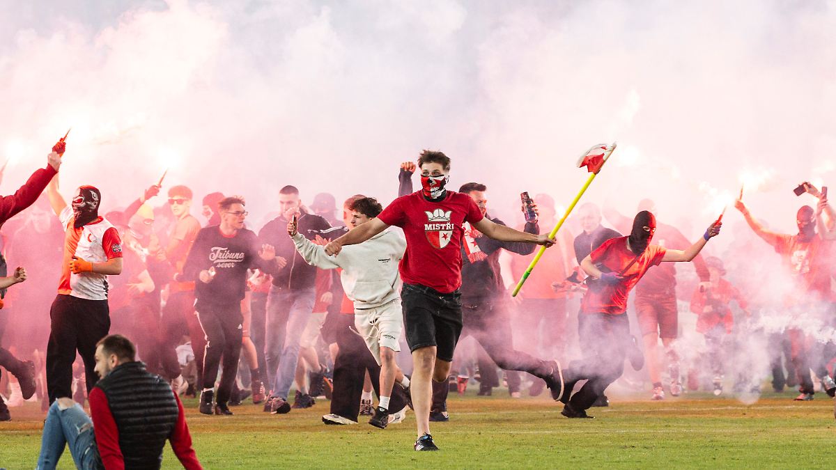 Eklat im Prager Derby: Slavia-Fans drehen durch und verhindern eigene ...