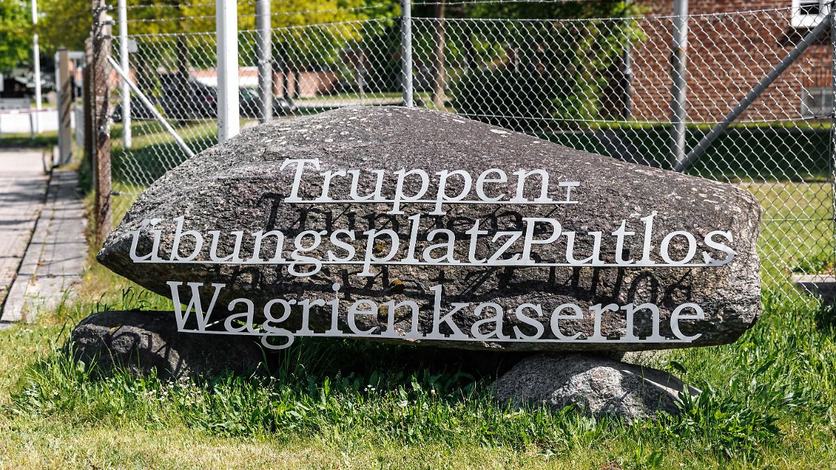 Polizist bei Schießtraining auf Truppenübungsplatz in Putlos bei ...