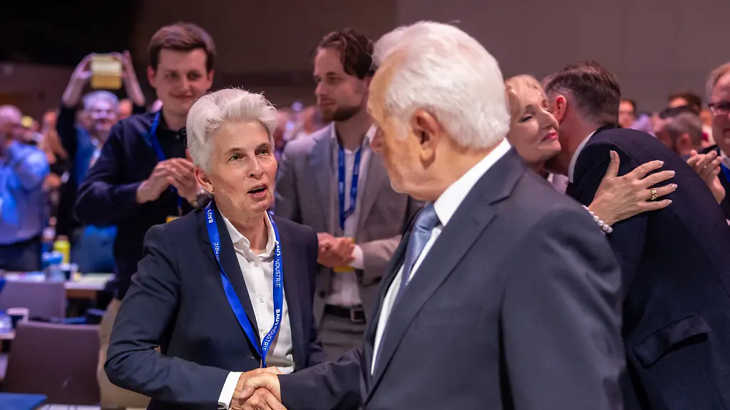 Nach Kampfabstimmung in der FDP: Strack-Zimmermann reicht Kubicki die ...