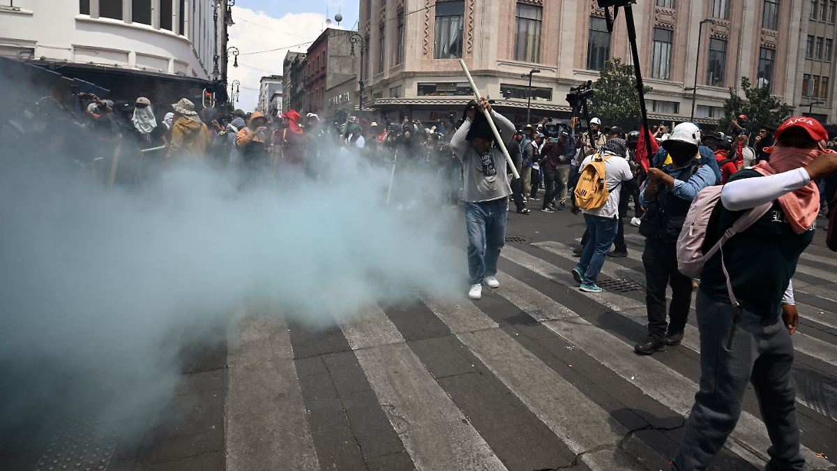 Gegen Lehrer-Demo: Mexikanische Polizei setzt Tränengas nahe WM ...