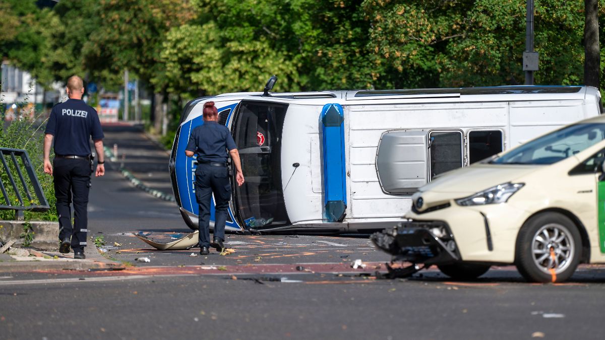 Taxi kollidiert mit Polizei-Kleinbus in Berlin. - ntv.de