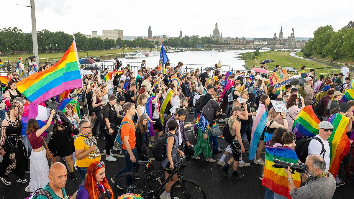Sachsen: CSD Dresden trotzt Regen und Streit um Versammlungsstatus - ntv.de
