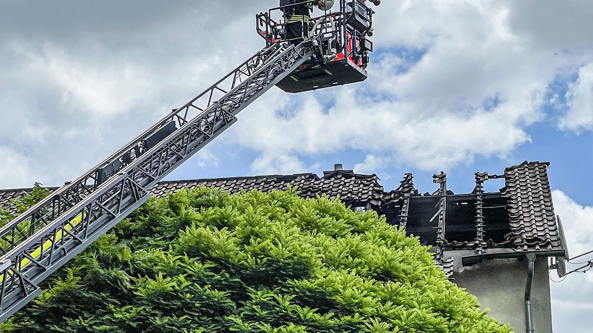 Baden-Württemberg: Dachstuhl brennt – Feuerwehr kämpft gegen Flammen in ...